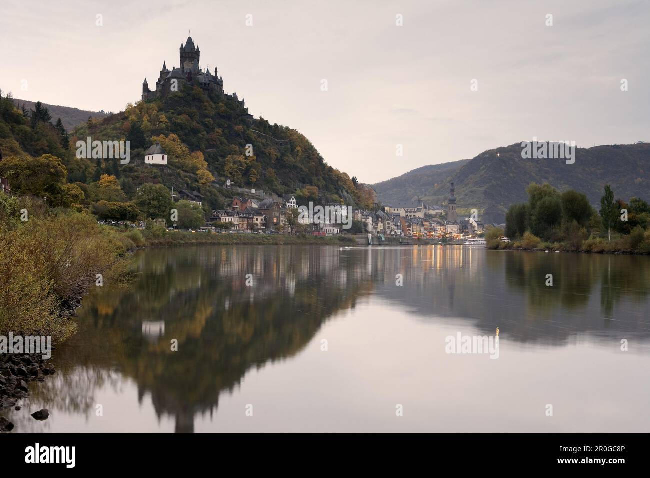 Le château de Cochem, Château Reichsburg Cochem Cochem, dans la vallée ...
