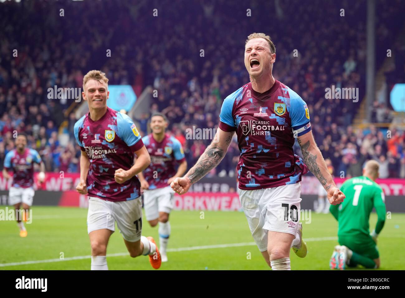 Ashley Barnes #10 de Burnley célèbre son apparition finale pour les ...