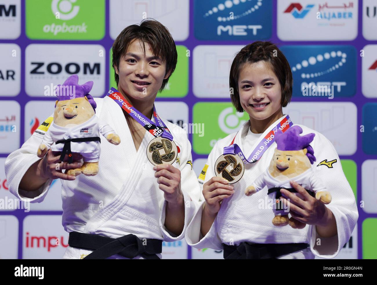 Hifumi Abe and Uta Abe of Japan celebrate after winning each final ...