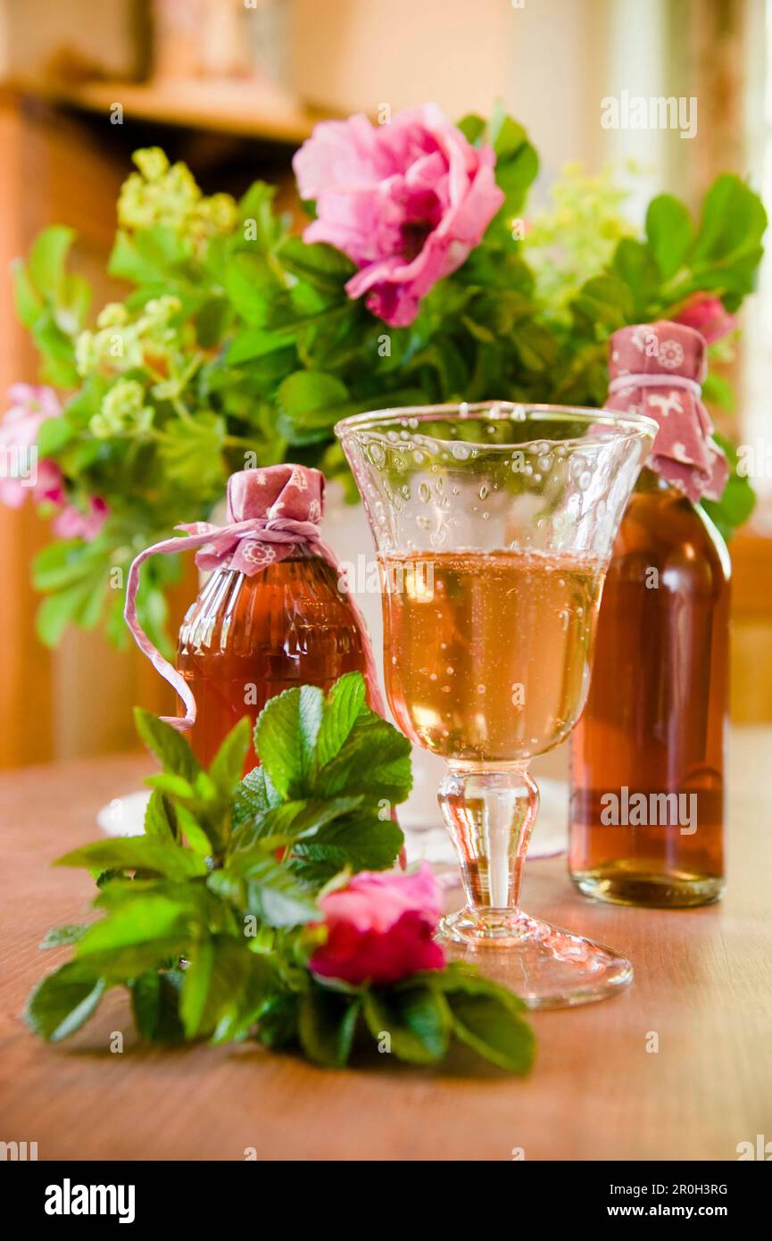 Sirop de hanche fait maison Banque de photographies et d’images à haute ...