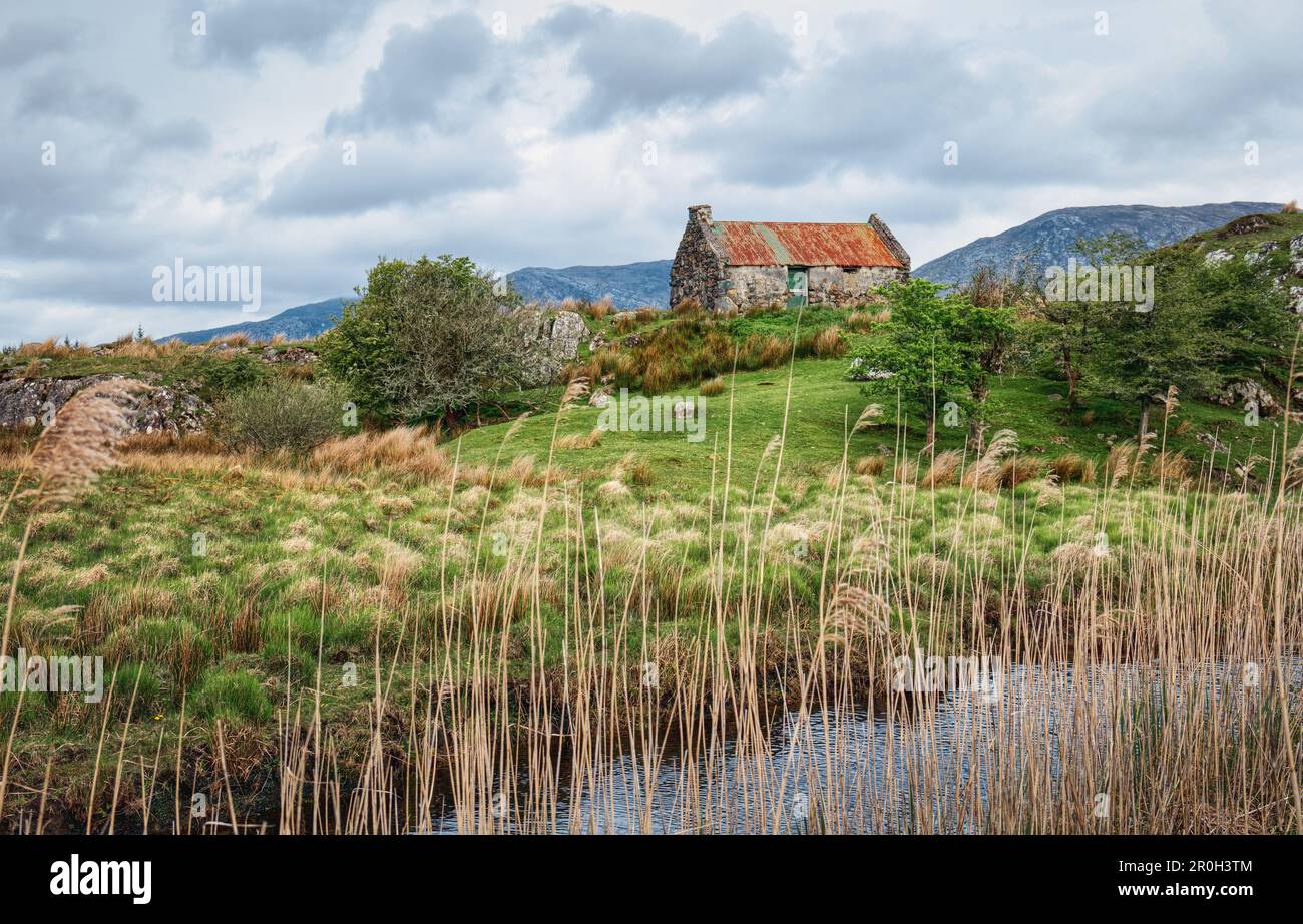 Magnifique paysage avec vieux cottage en étain rouillé sur la colline ...