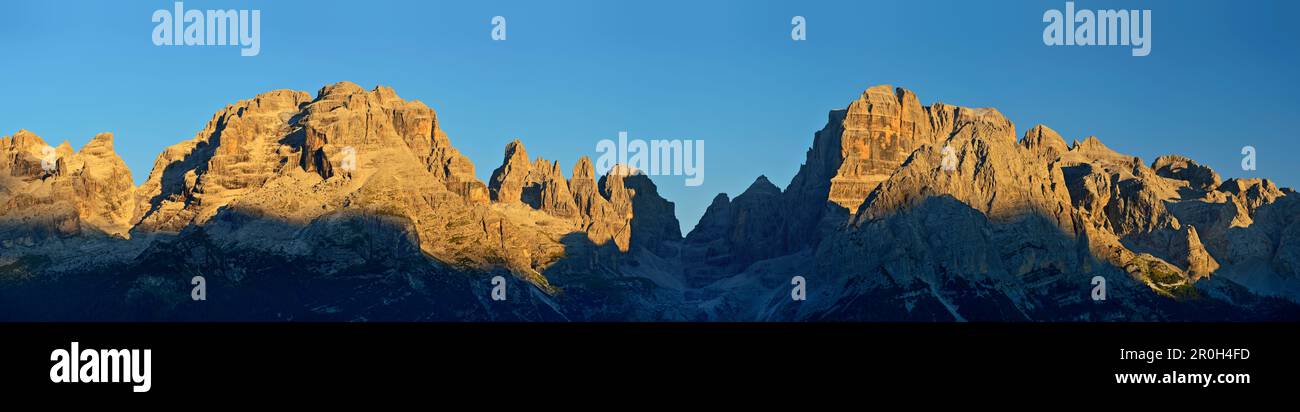 Panorama de la gamme Brenta avec vue sur Cima Sella, Cima Brenta, Cima ...