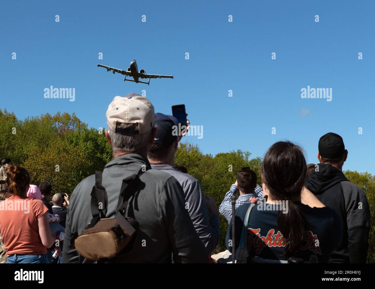 Les familles des aviateurs de la 175th e Escadre observent Un avion ...