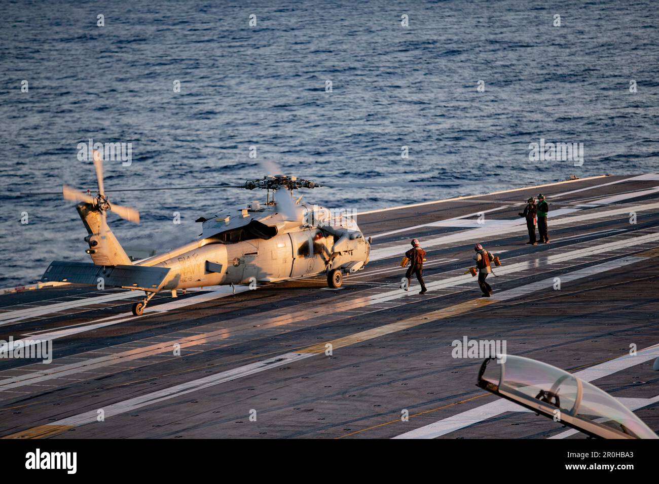 Les marins affectés au premier porte-avions de classe USS Gerald R ...