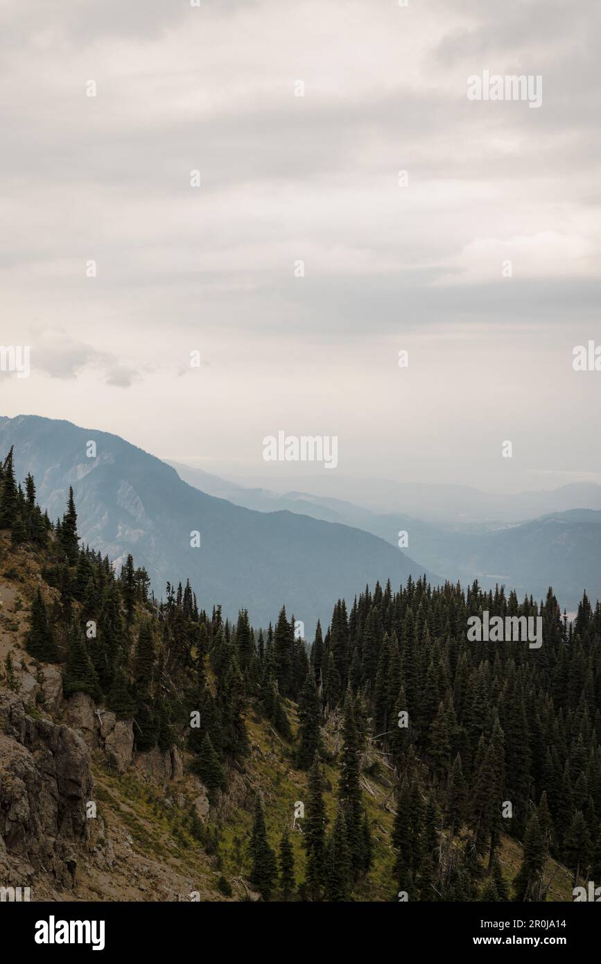 Les couches de montagne de crête bleue avec des nuages à distance et ...