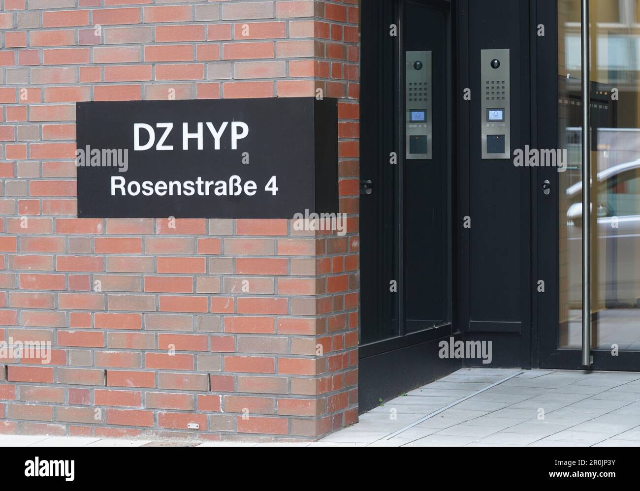 PRODUCTION - 04 mai 2023, Hambourg : vue du logo de la banque DZ Hyp au ...