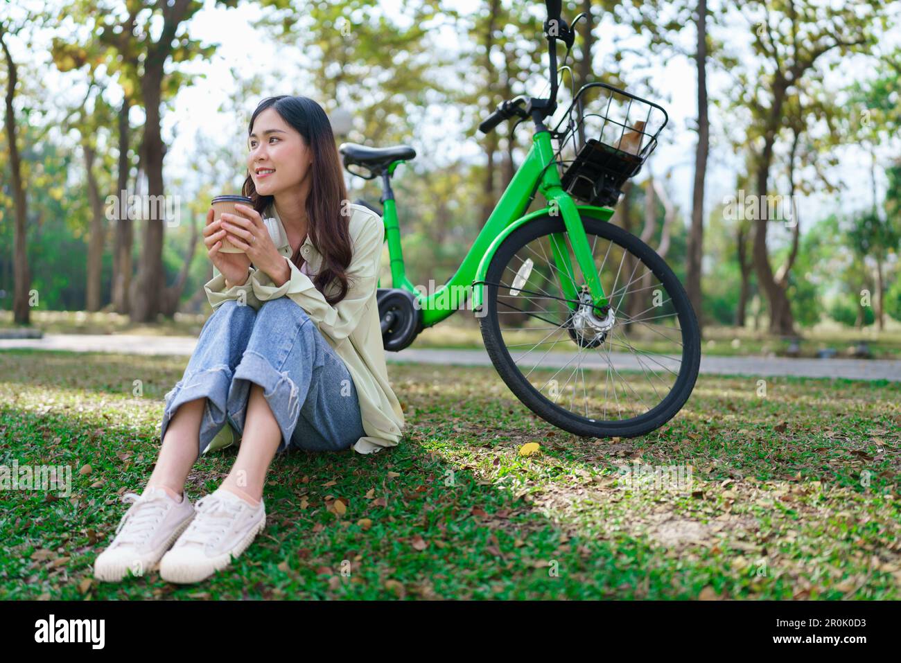 Les femmes buvant du café et regardant la vue tout en étant assis sur l ...