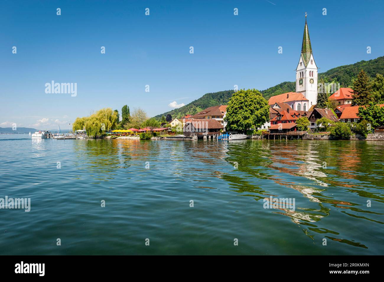 Village avec église vue depuis le lac de Constance, Corpus Christi, en ...