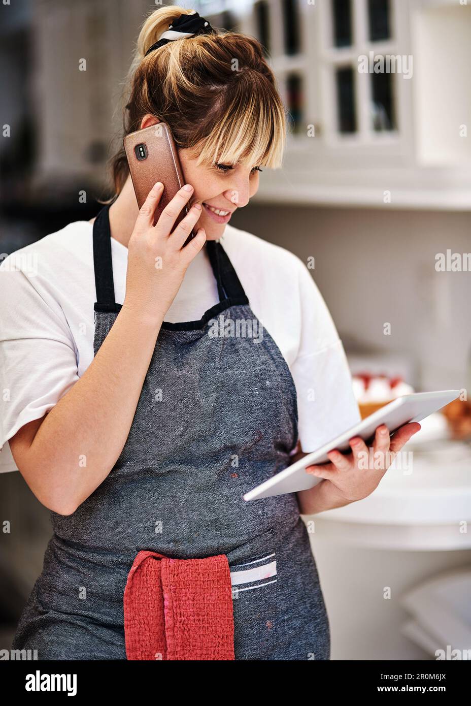 Vous pouvez également commander via mon site Web. une femme qui parle ...