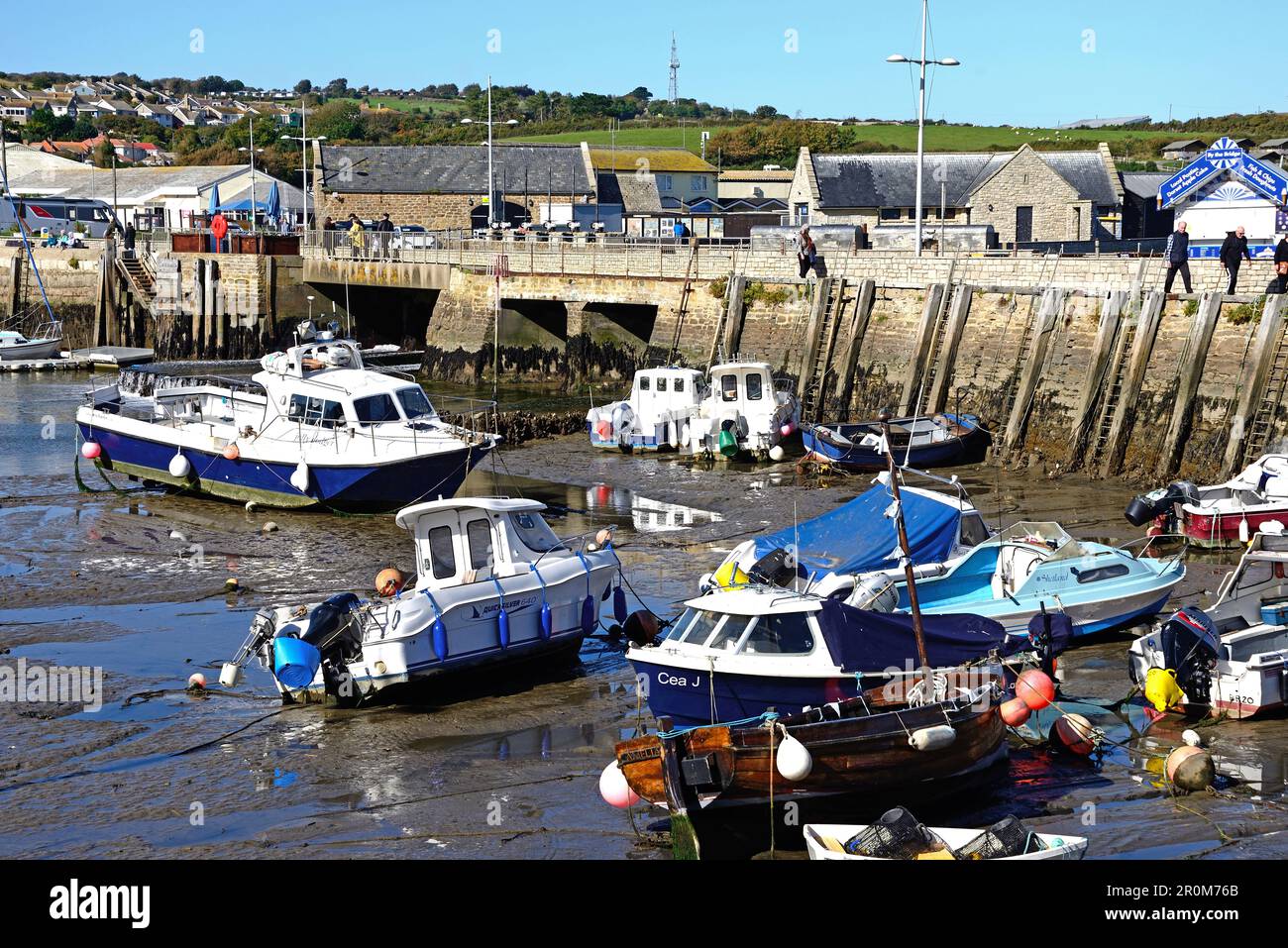 Vue sur les bateaux de pêche traditionnels amarrés dans le port à marée ...