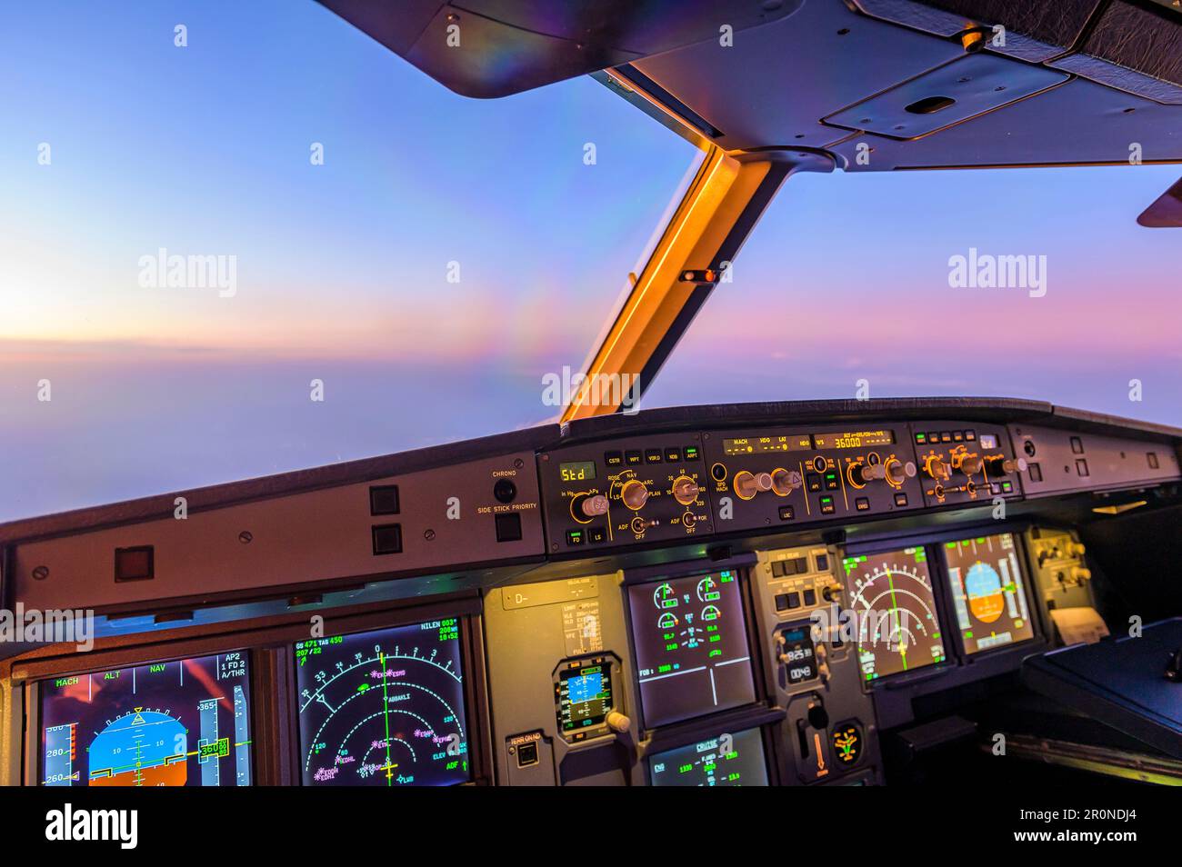Airbus a320 cockpit screen Banque de photographies et d’images à haute ...