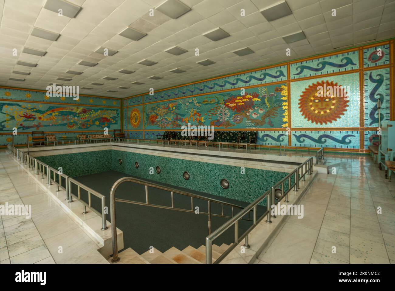 Piscine dans le Palais Primavera, ancien palais de Nicolae Ceausescu ...