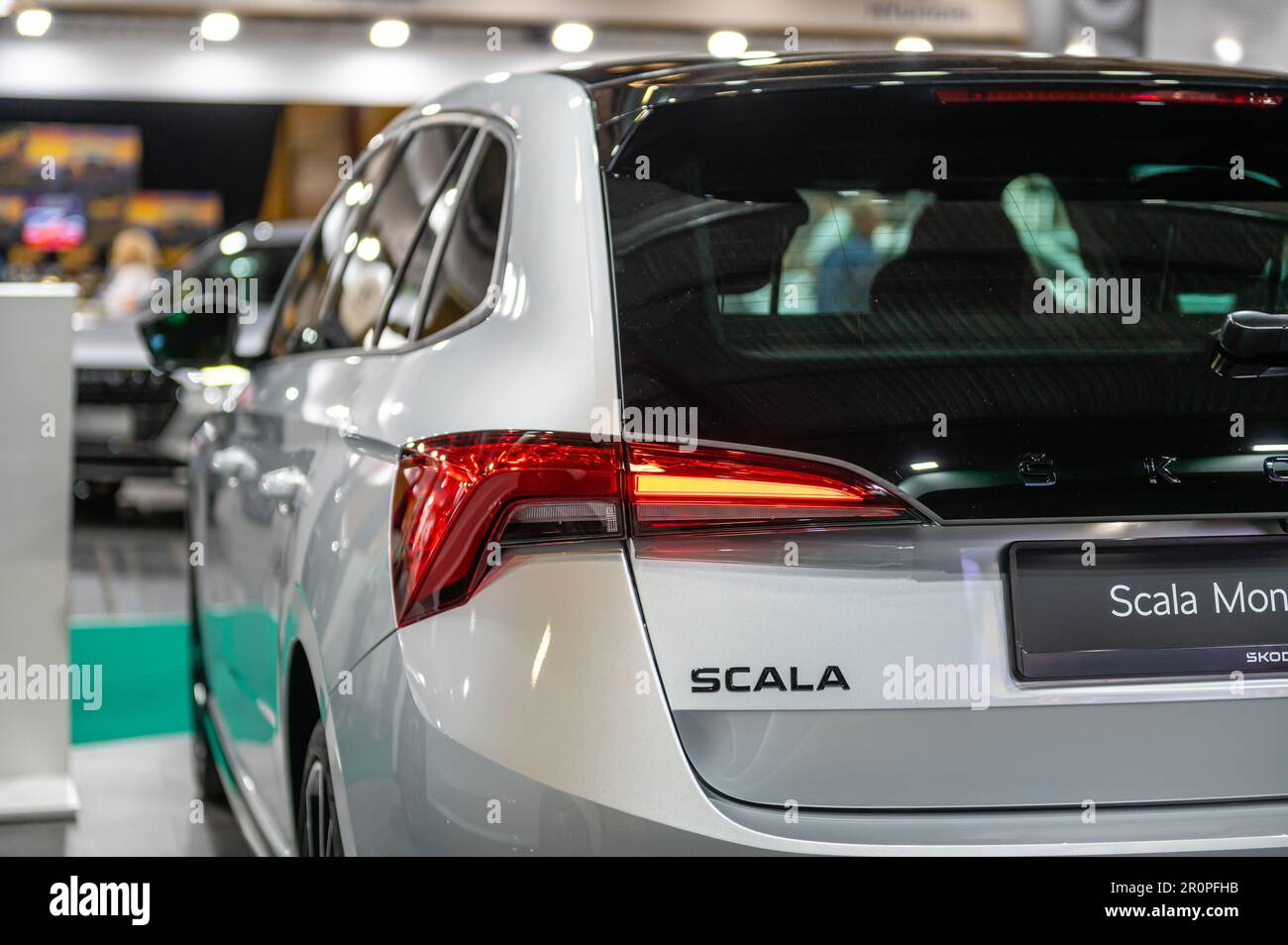 Riga, Lettonie, 28 avril 2023 : FEUX arrière À DEL et véhicule de conception de la voiture de ...