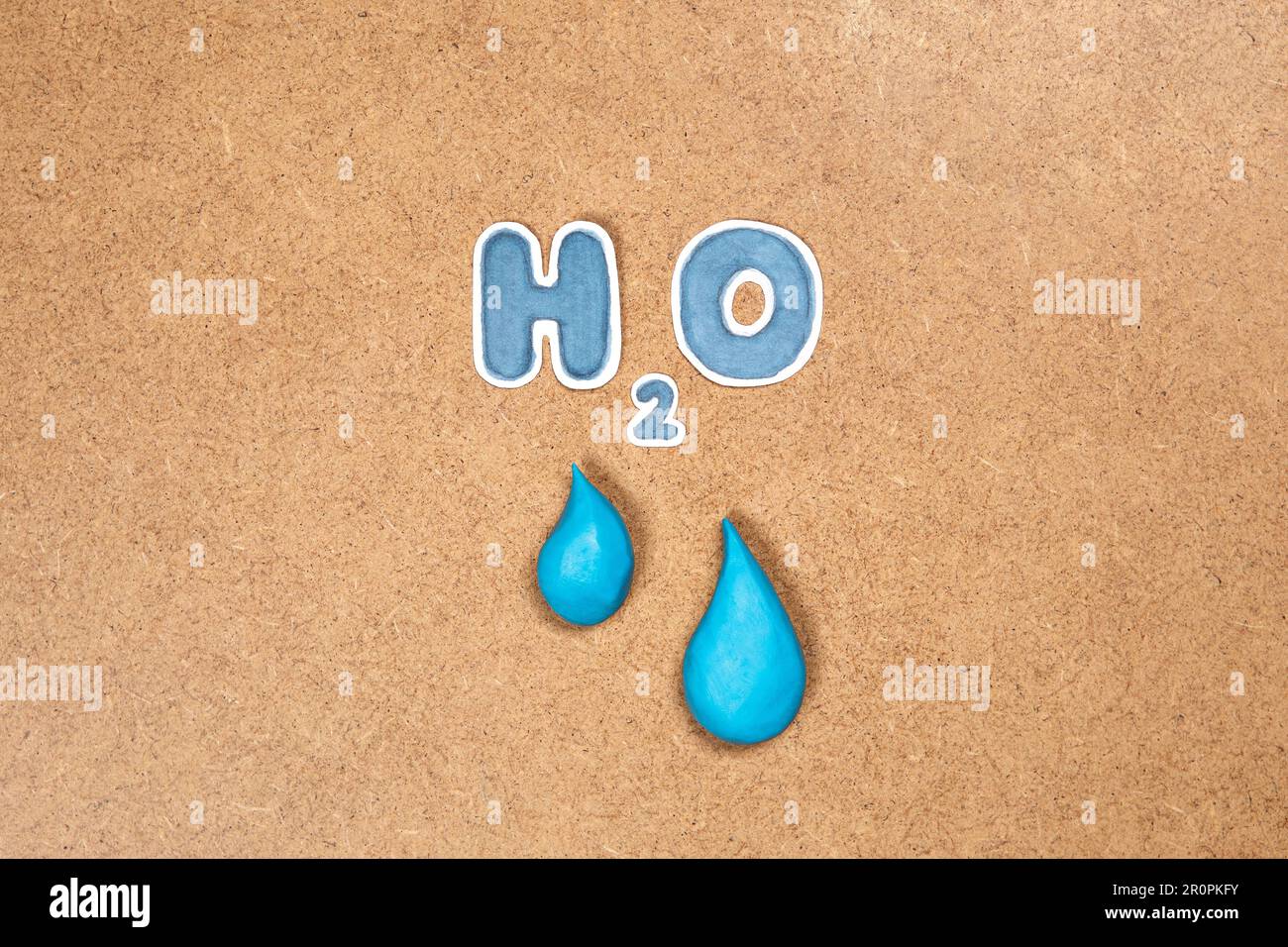 Goutte d'eau et symbole H2O, concept d'eau propre et de soin global des ...