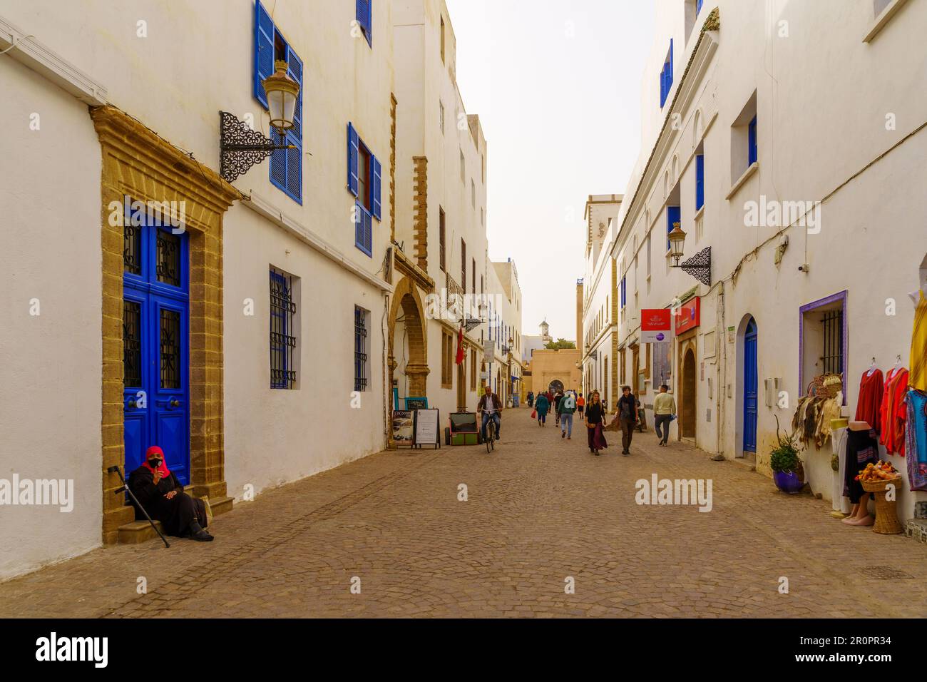 Essaouira, Maroc - 06 avril 2023 : scène de rue dans la médina, avec les habitants et les ...