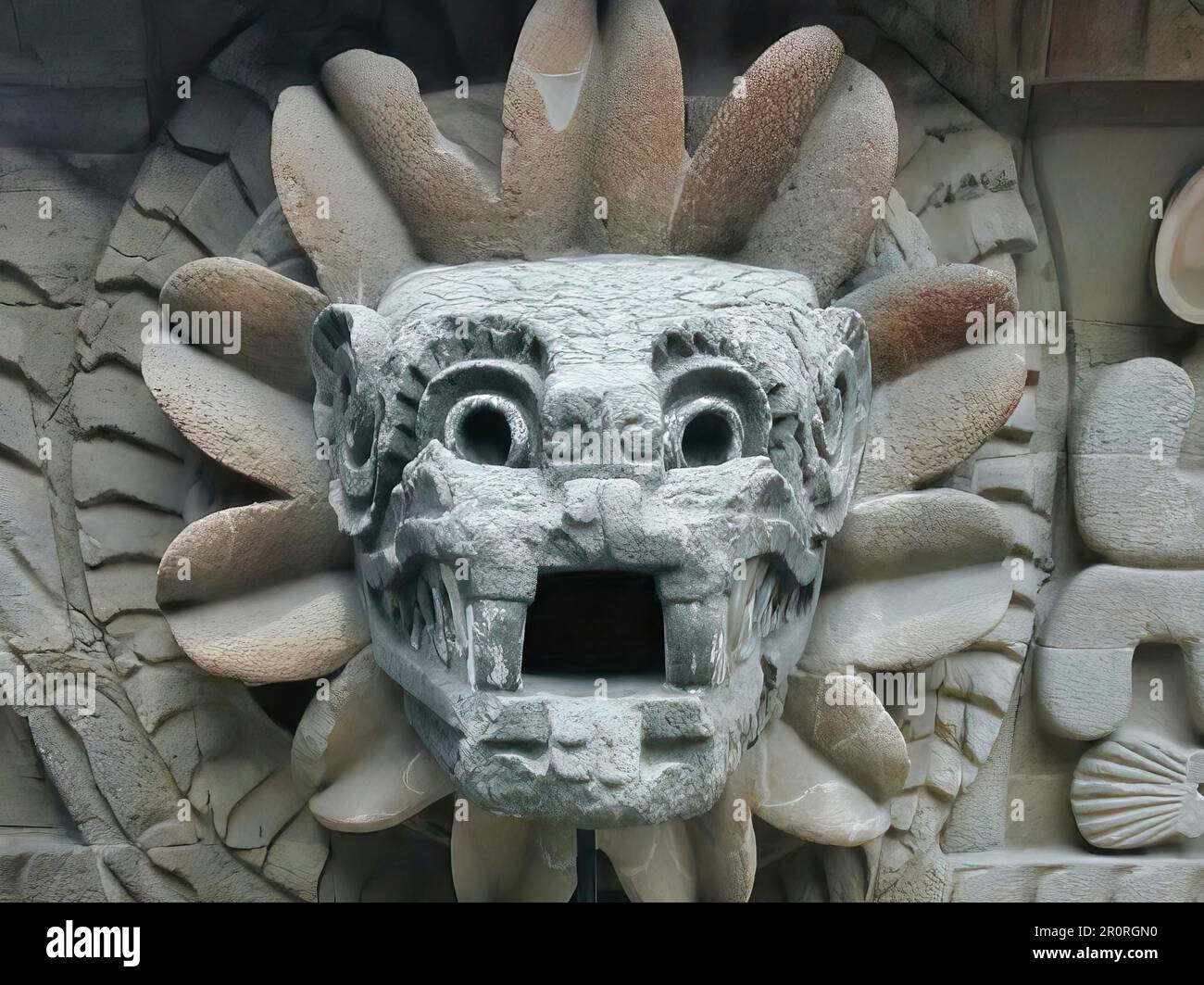 Le Temple du serpent à plumes, sculpture représentant la déité connue ...