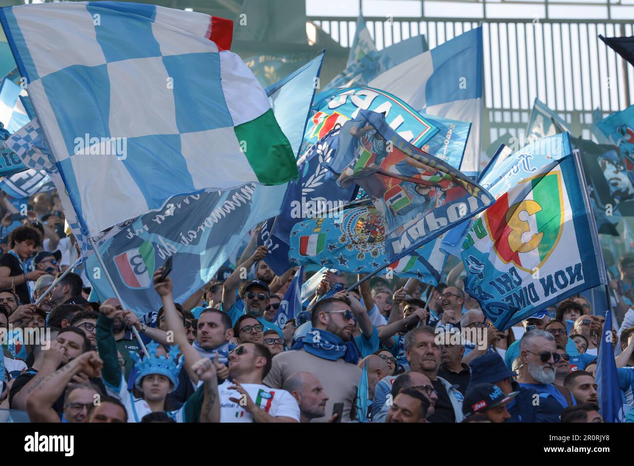 Naples, Italie, le 7th mai 2023. Les fans de SSC Napoli brandisent des ...