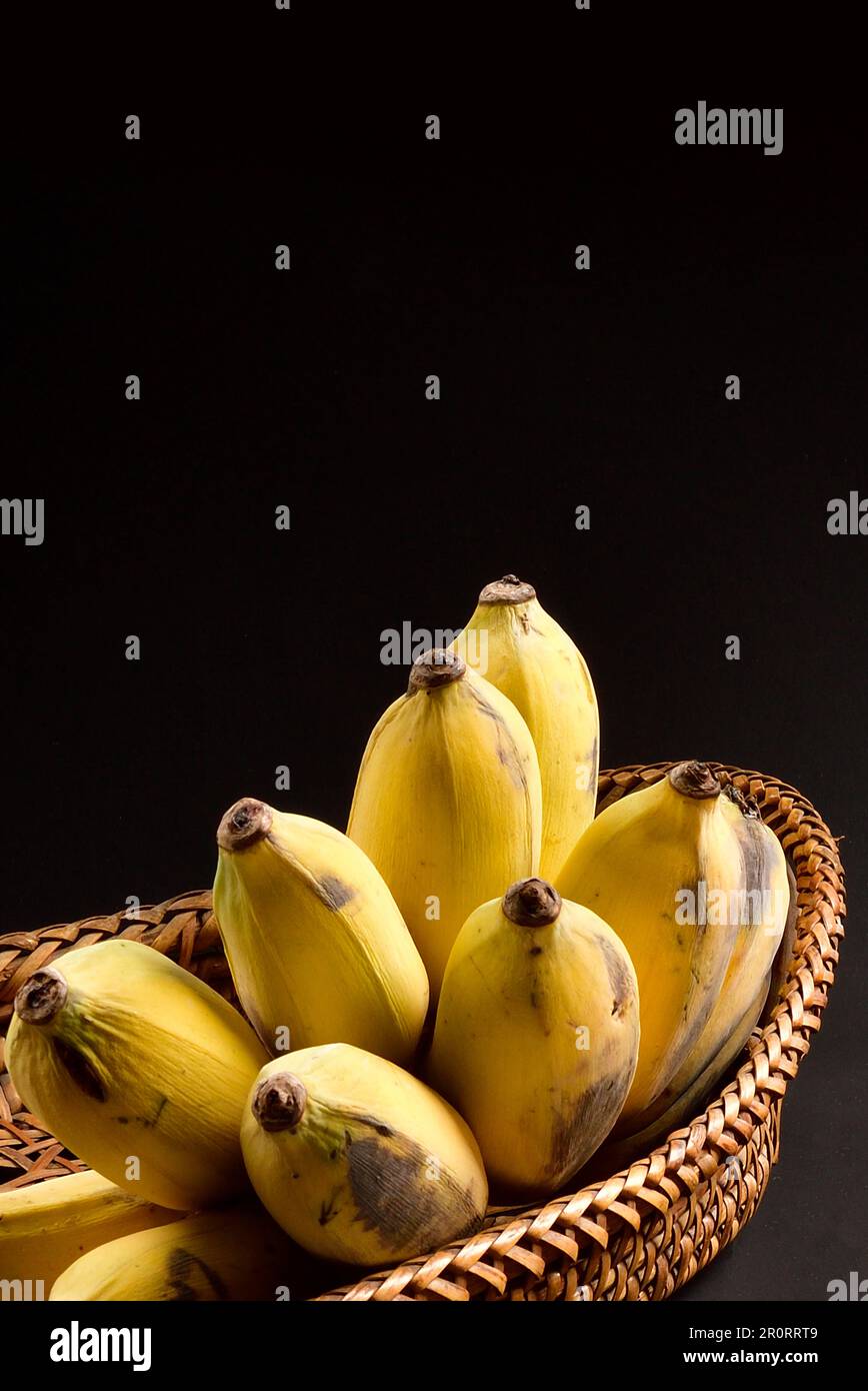 Bananes à fond noir, banane cultivée sur fond noir, banane cultivée ...
