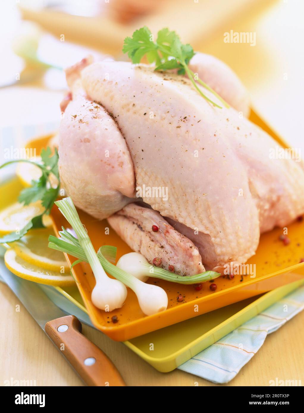Chicken being cooked in oven roast Banque de photographies et d’images ...