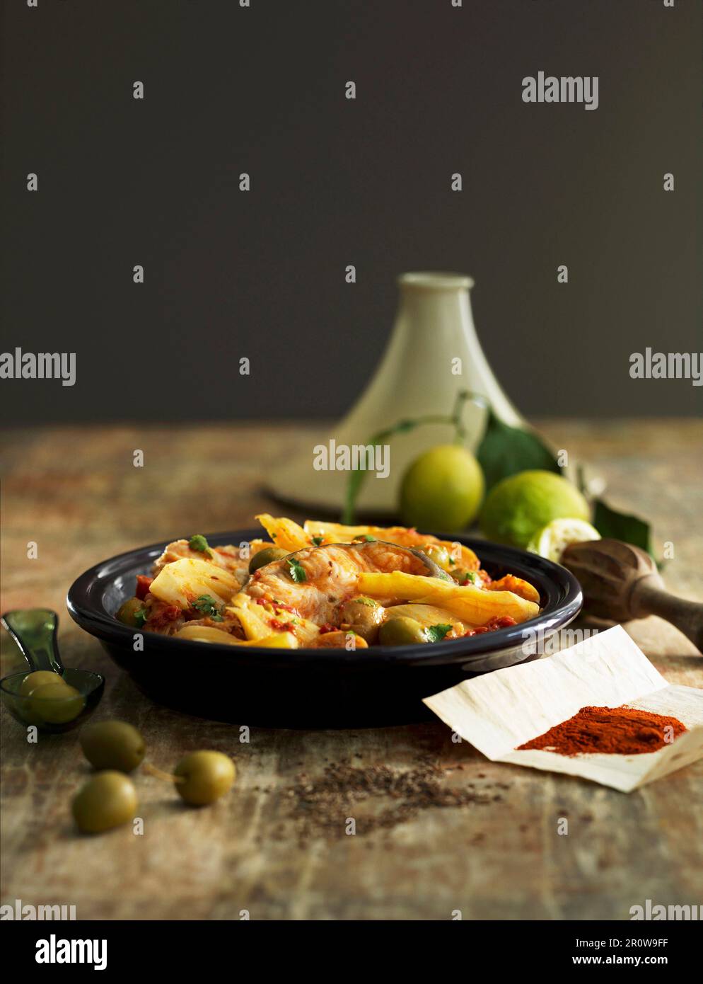 Tajine marocain au poisson Banque de photographies et d’images à haute ...