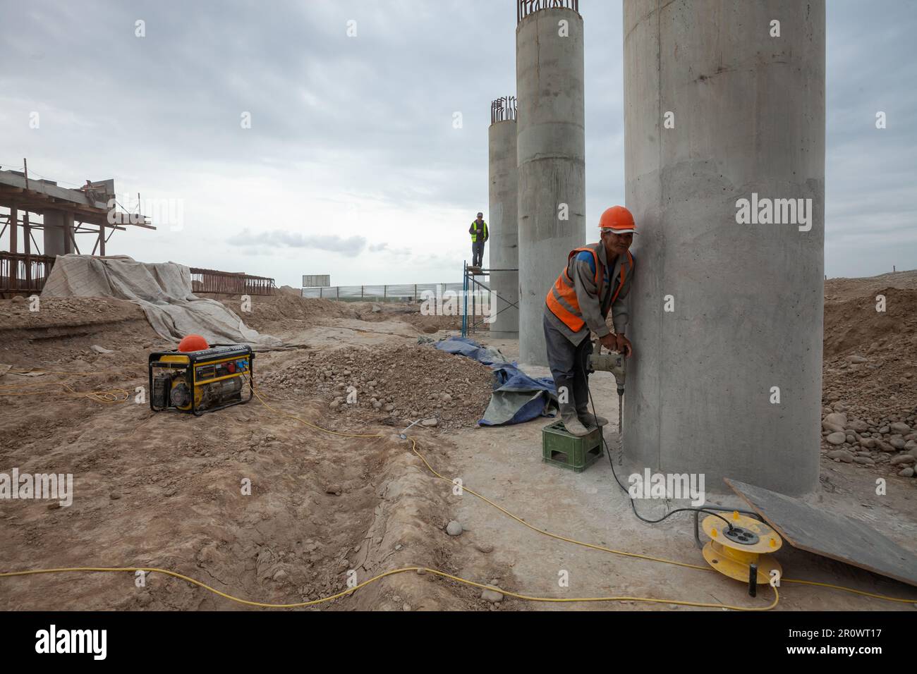 Kazakhstan du Sud - avril 26 2012 : développement de la route Europe ...