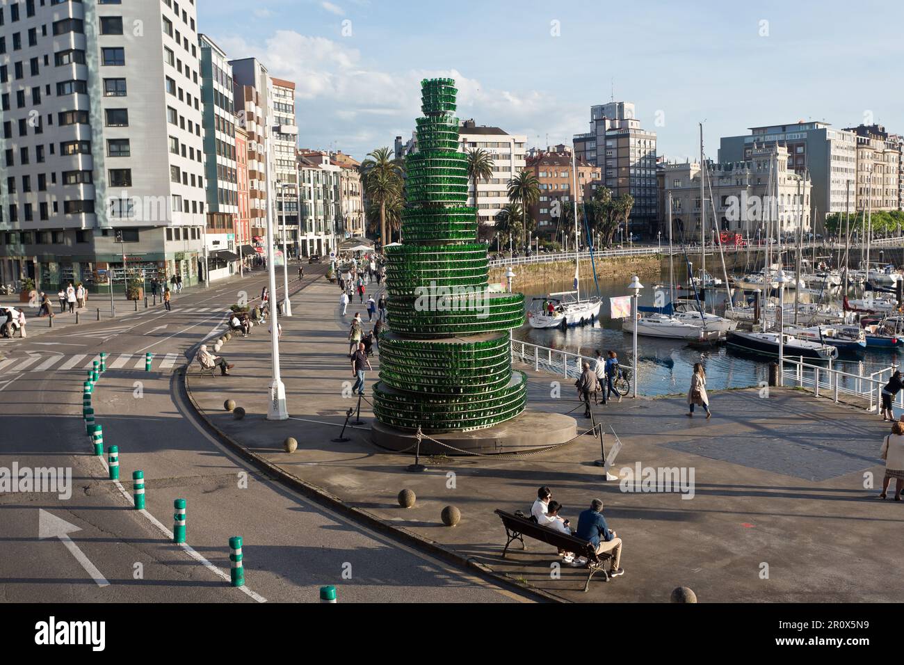 Gijon, Asturies, Espagne. Cidres. Monument esturien original. Sculpture ...