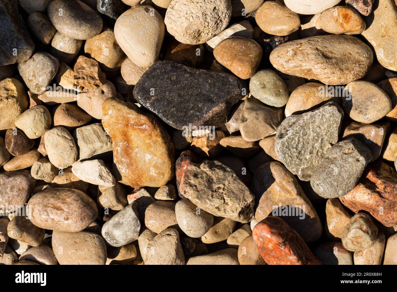 Détails de texture des galets de pierre humide ou arrière-plan des ...