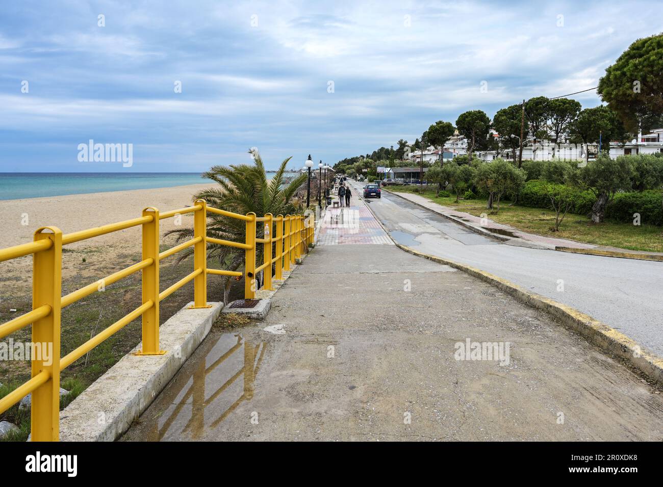 NEA Moudania, Grèce, 3 mai 2023 : promenade de la plage en mer ...