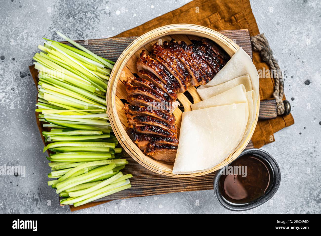 Canard de Pékin dans un cuiseur vapeur de bambou servi avec du ...