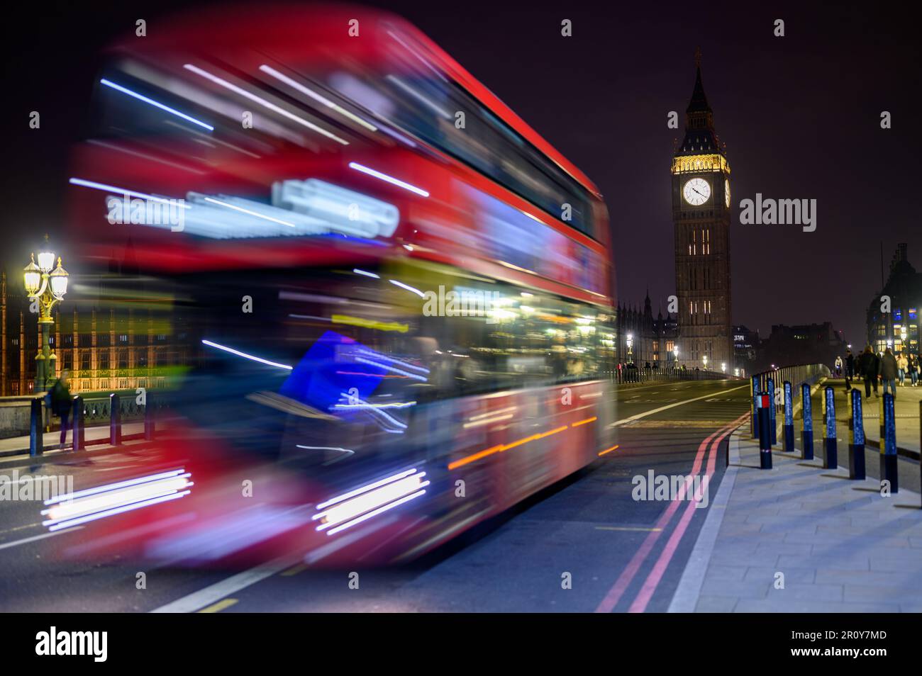 LONDRES - 21 avril 2023 : le légendaire bus à impériale rouge est un ...