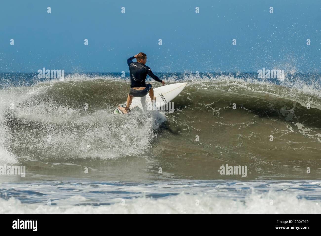 Le surfeur de SHORTBOARD fait le tour d'une vague sur cette plage de ...
