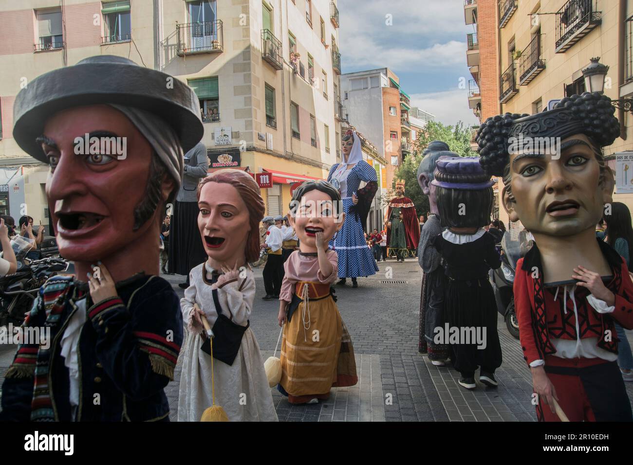 Une parade pour le plaisir des jeunes et des vieux, composée de géants et de bigheads qui ont ...