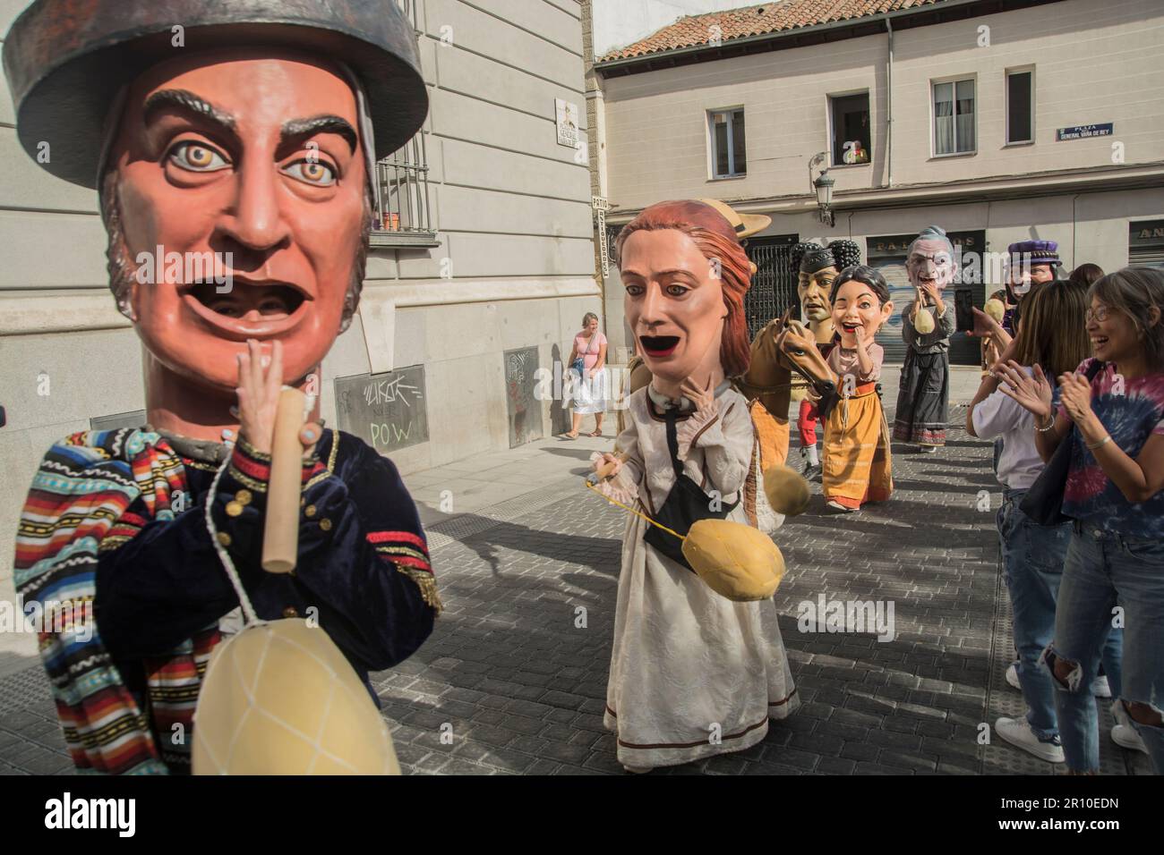 Une parade pour le plaisir des jeunes et des vieux, composée de géants et de bigheads qui ont ...