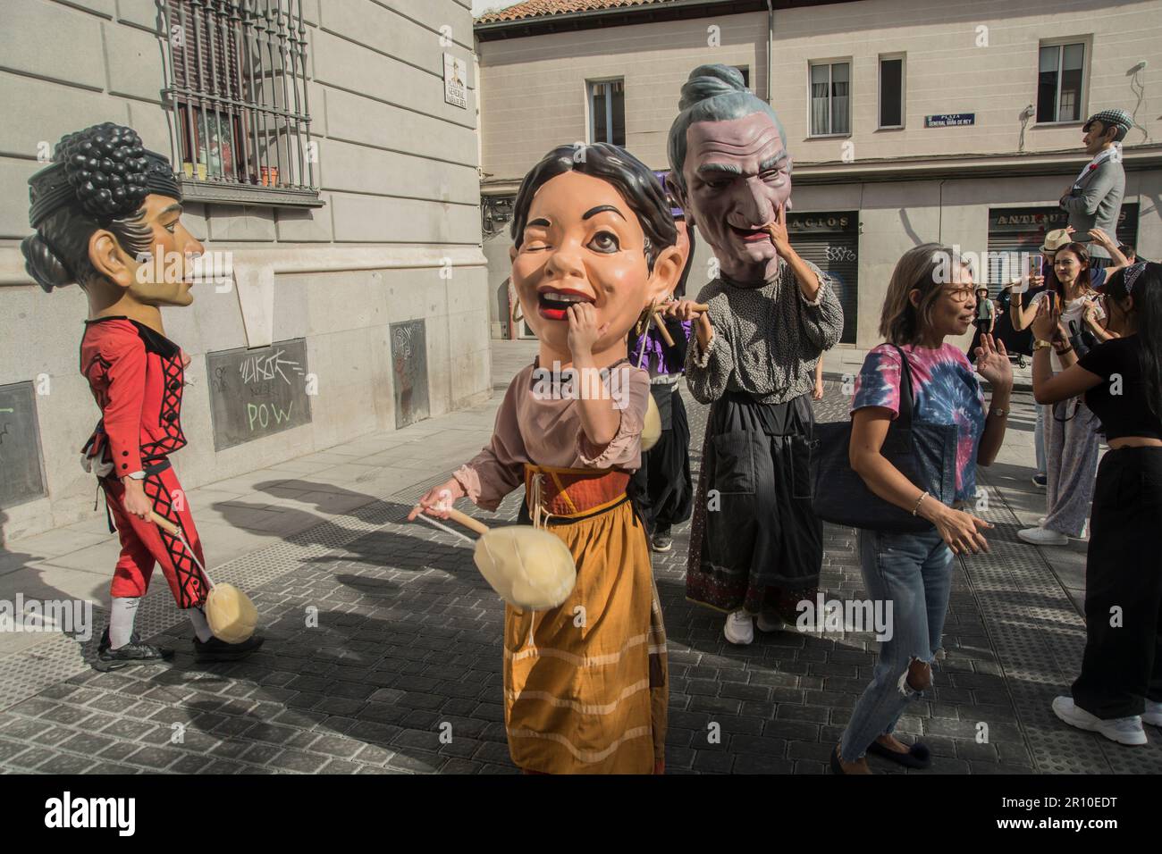Une parade pour le plaisir des jeunes et des vieux, composée de géants et de bigheads qui ont ...