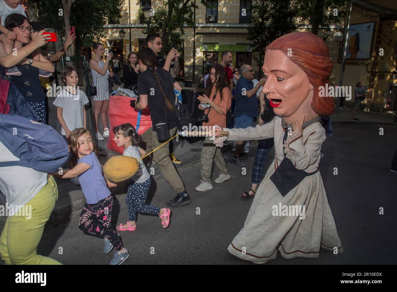 Une parade pour le plaisir des jeunes et des vieux, composée de géants et de bigheads qui ont ...