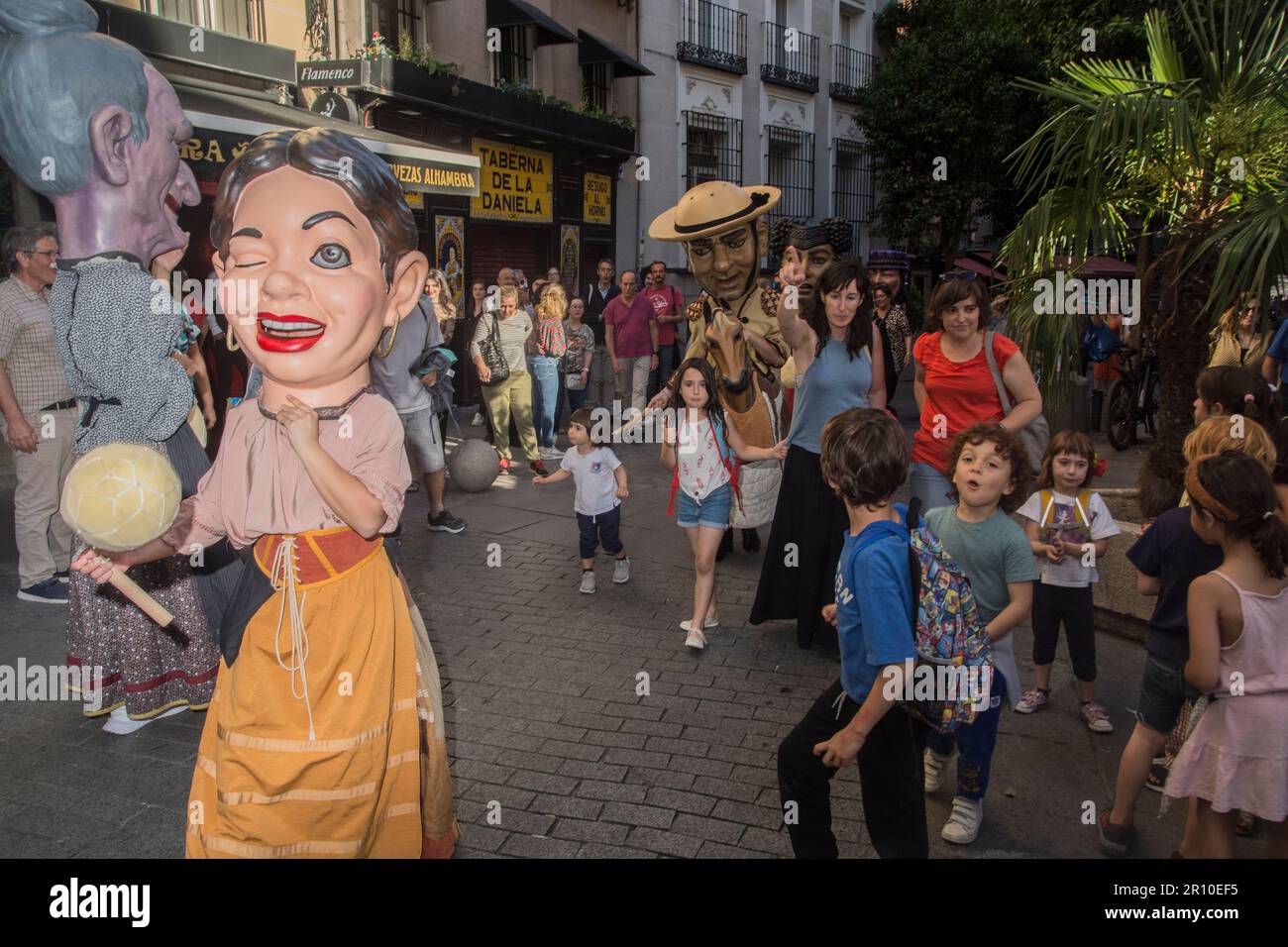 Une parade pour le plaisir des jeunes et des vieux, composée de géants et de bigheads qui ont ...