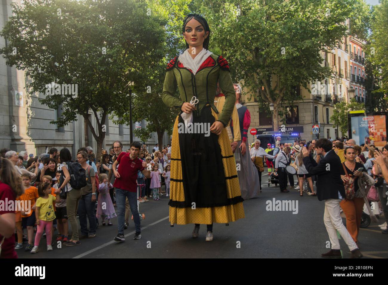 Une parade pour le plaisir des jeunes et des vieux, composée de géants et de bigheads qui ont ...