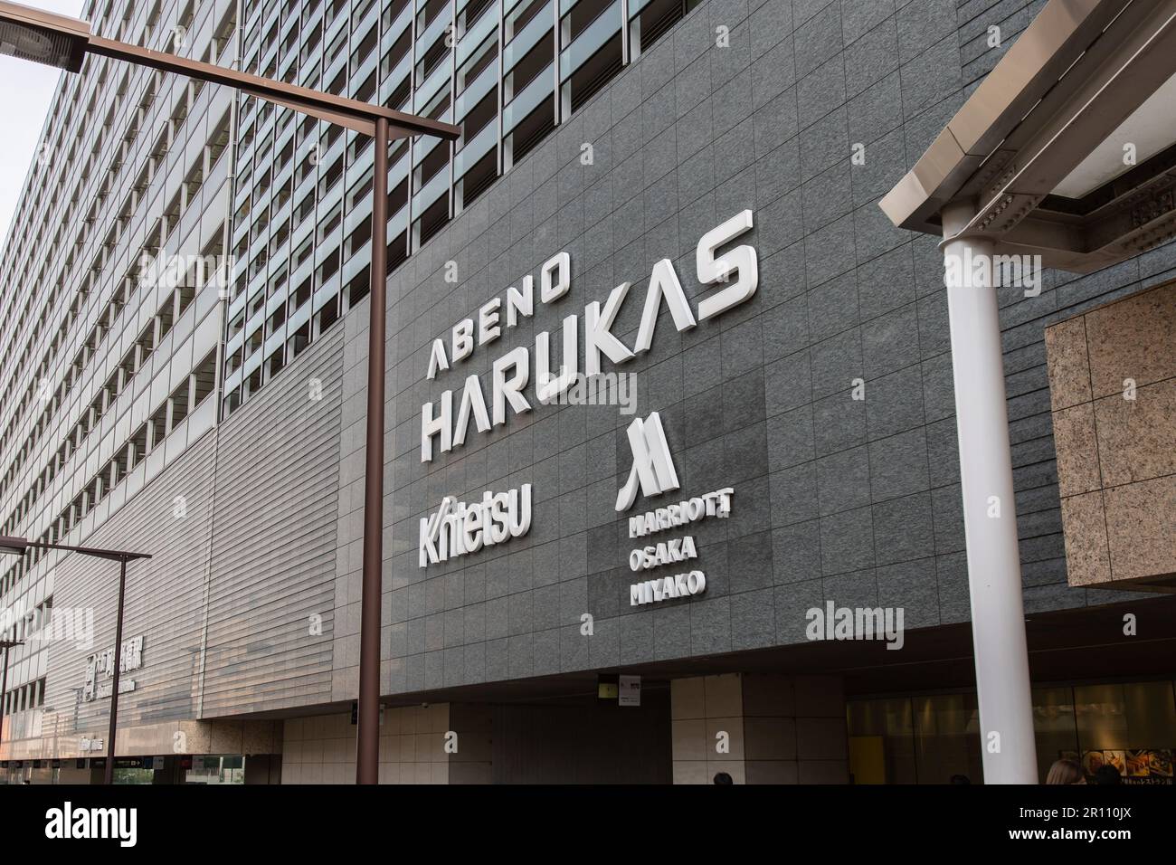 Panneau Abeno Harukas sur le mur du bâtiment. Il était connu comme le ...