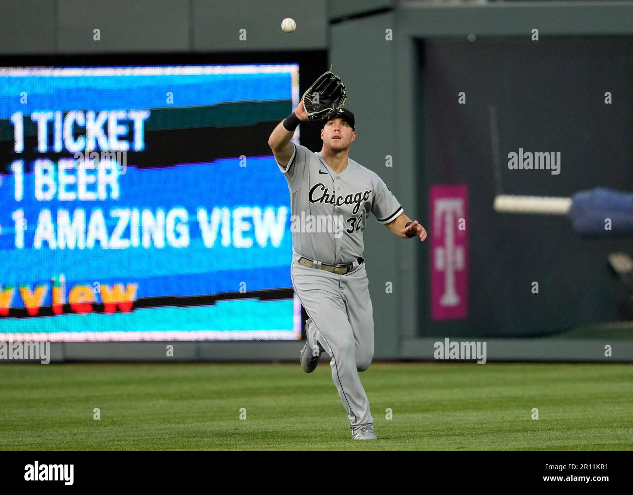 10 MAI 2023 : Chicago White Sox Gavin Sheets (32) fait une prise dans ...