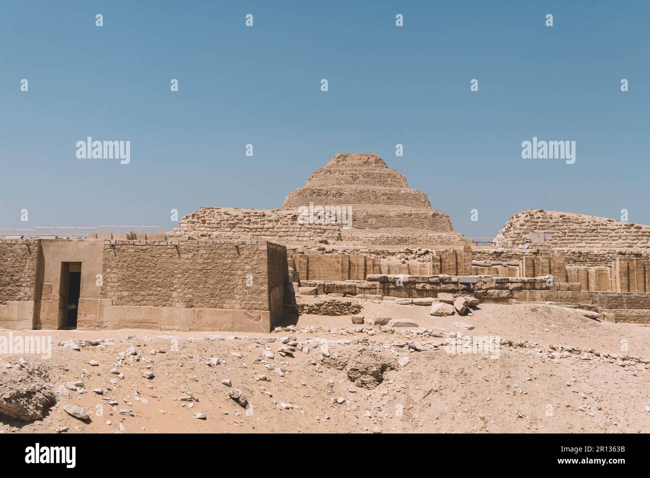 La pyramide STEP à Saqqara est le plus ancien bâtiment en pierre ...