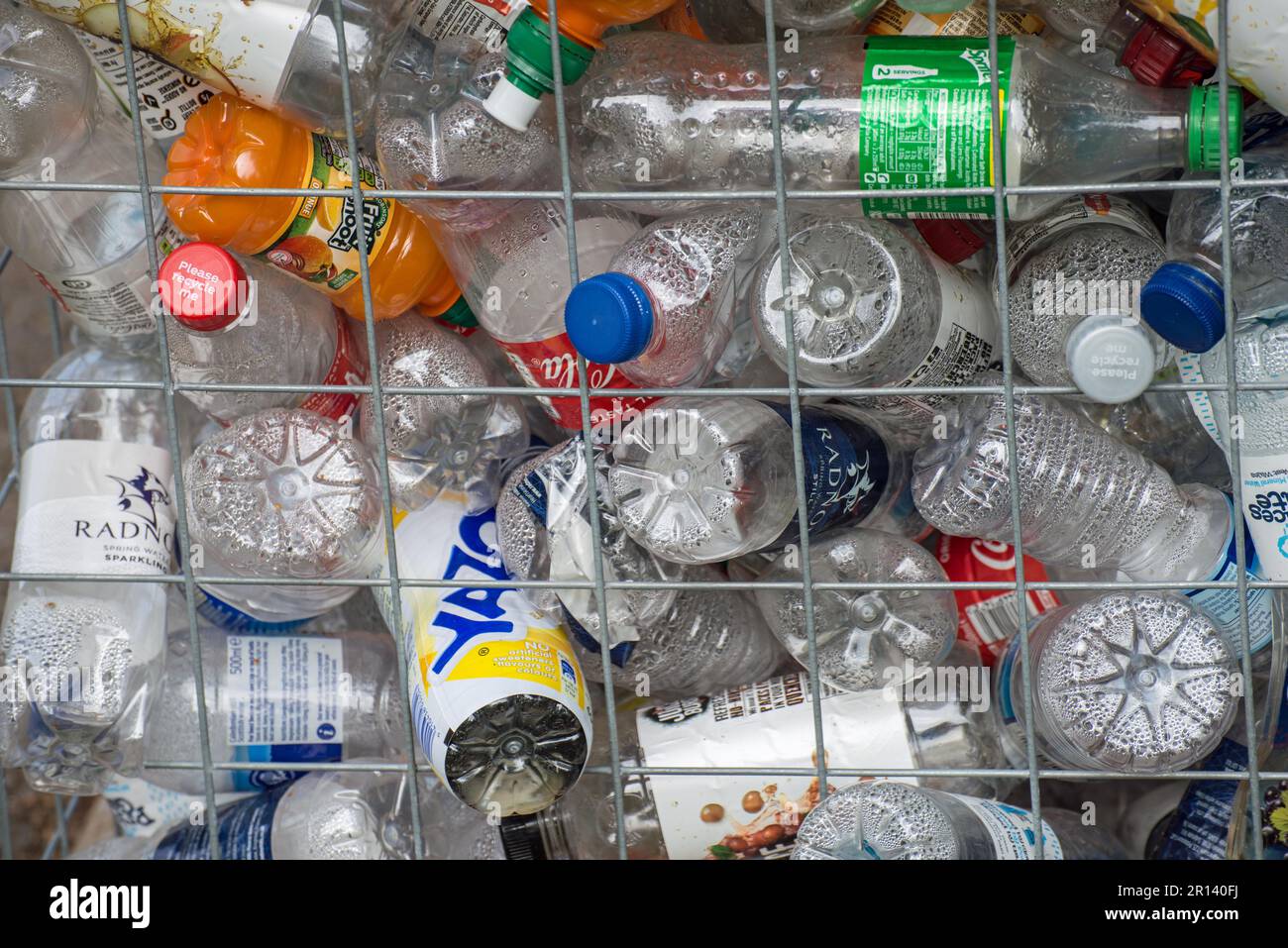 Reuse plastic bottles Banque de photographies et d’images à haute ...