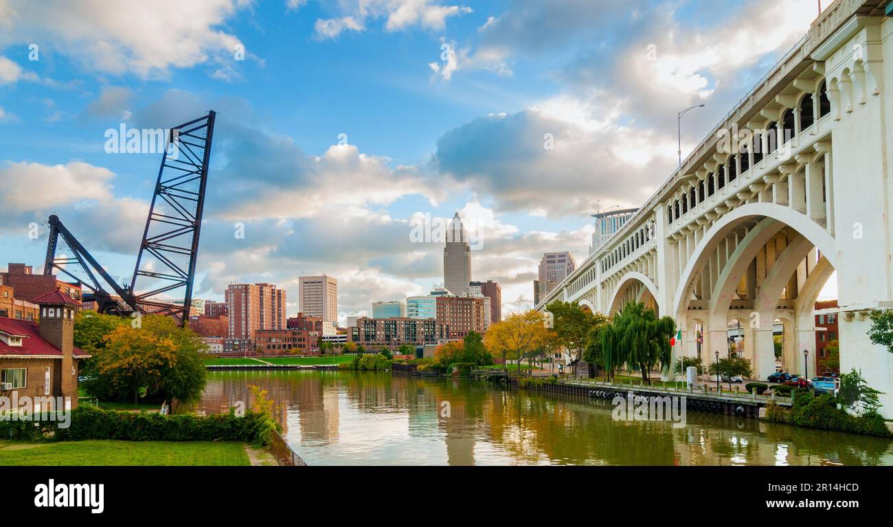 La rivière Cuyahoga passe le centre-ville de Cleveland par le Veterans ...