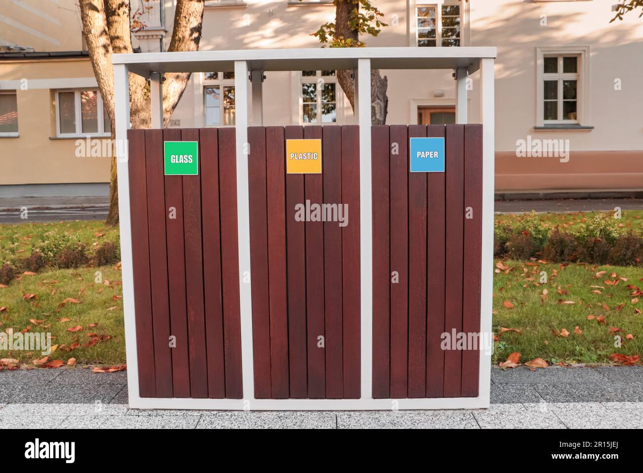 Différents bacs de tri pour le recyclage des déchets dans la rue à l ...
