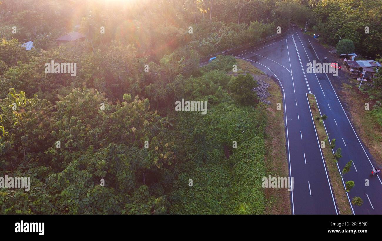 Photo aérienne de l'autoroute qui divise la forêt et les villages avec ...