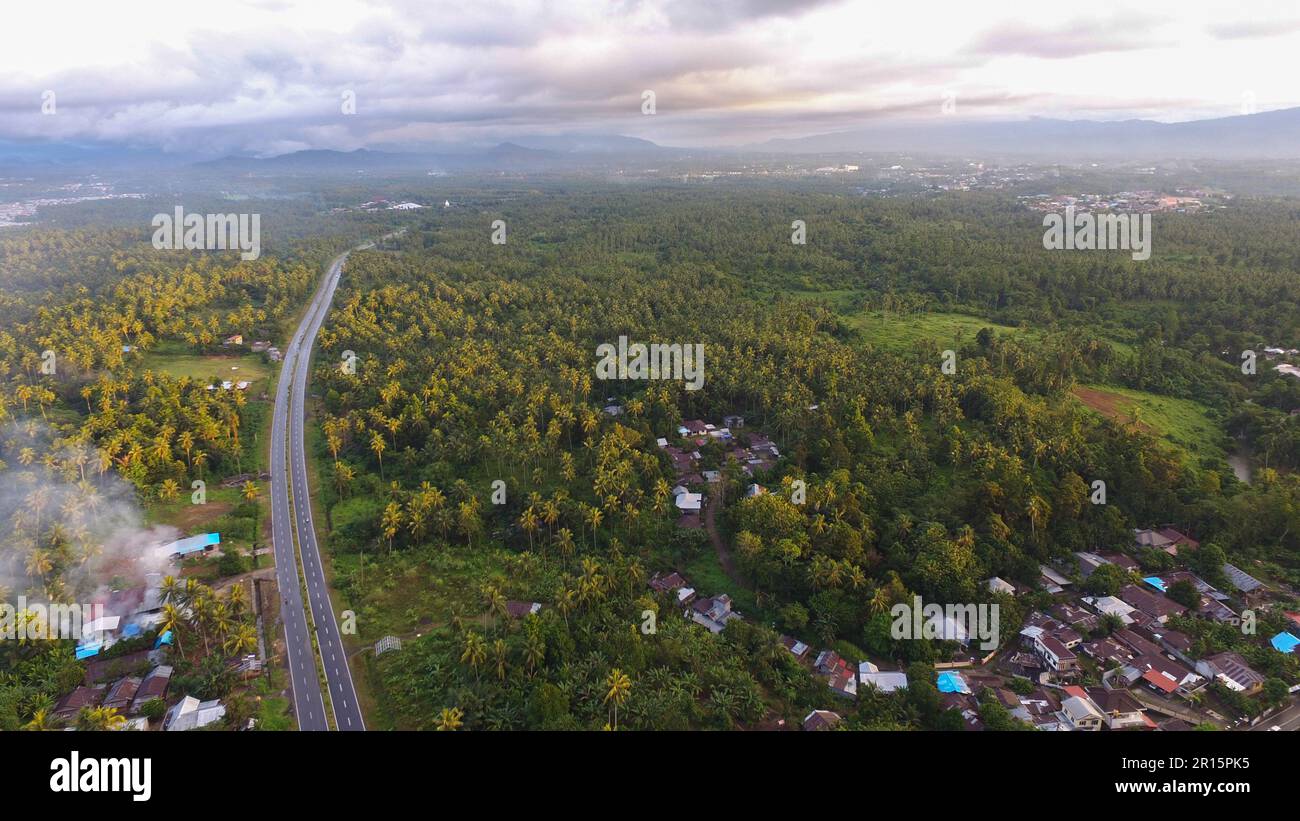 Photo aérienne de l'autoroute qui divise la forêt et les villages avec ...