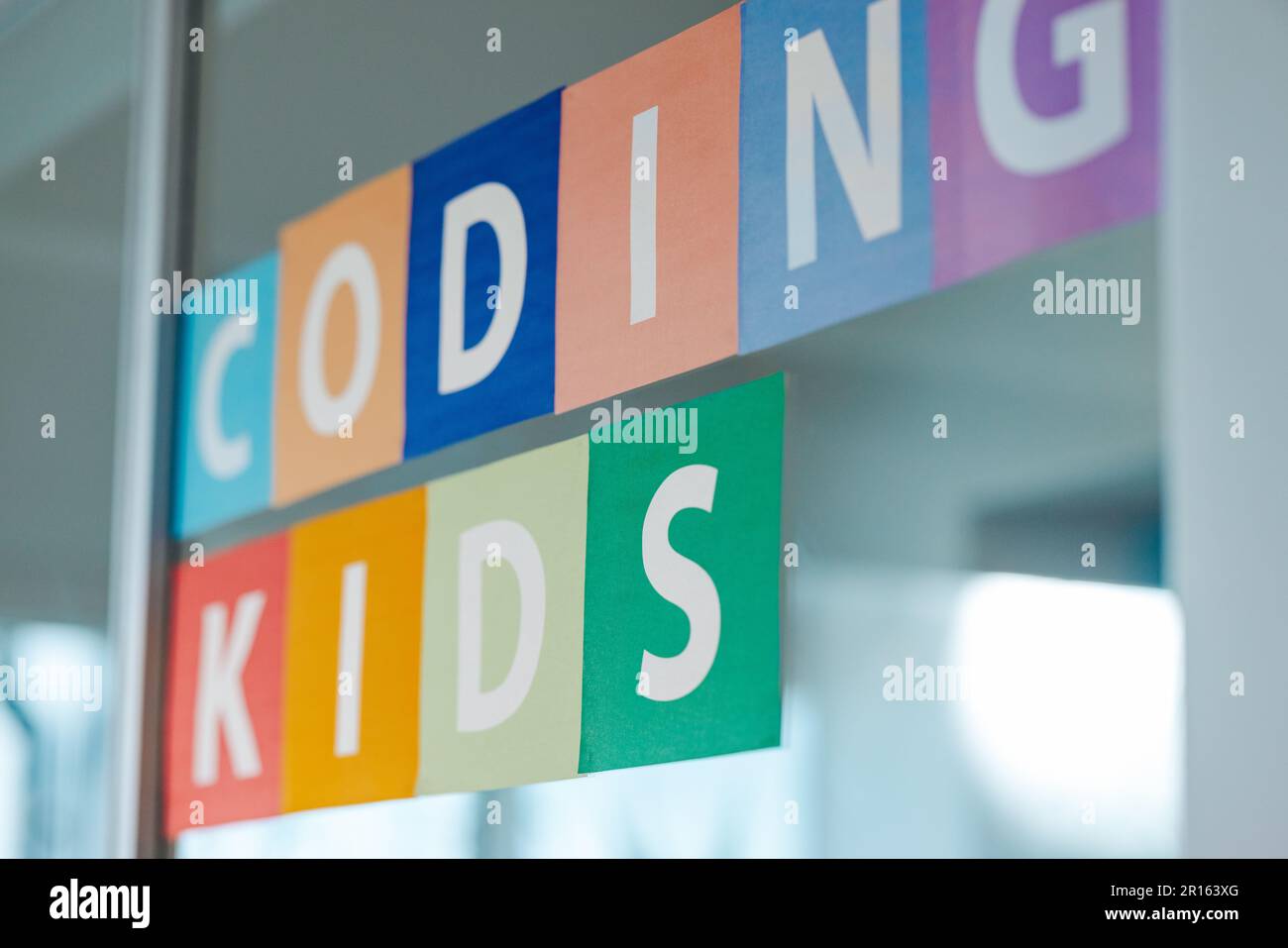 Codage d'une salle de classe dans une école. Affiche de porte avec des ...
