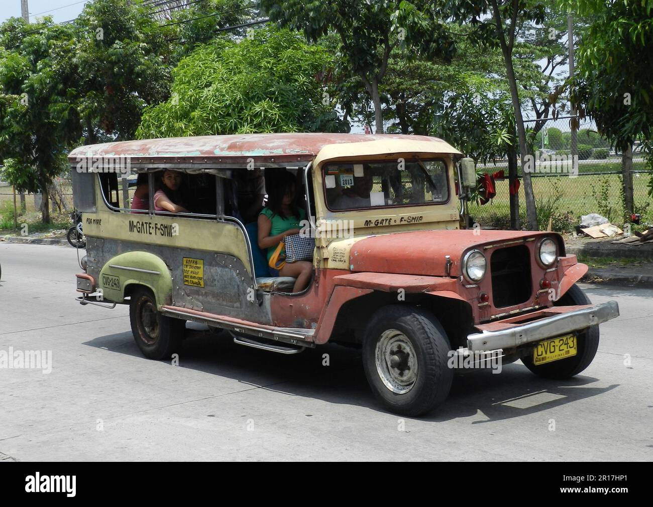 Les Philippines, Angeles: L'omniprésent Jeepney, à l'origine un Jeep ex-militaire modifié, est ...