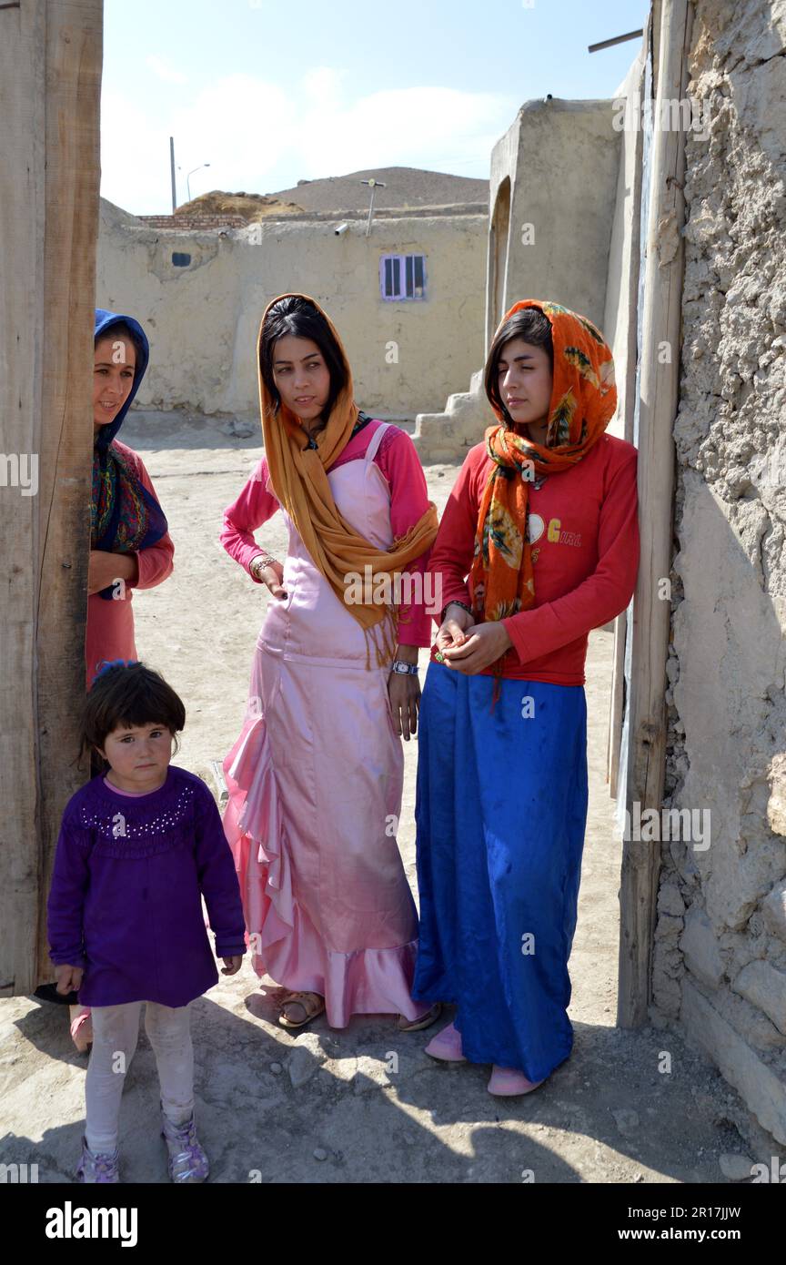 Iran, Qareh Kalisa : filles azari décorées de couleurs typiques dans un ...