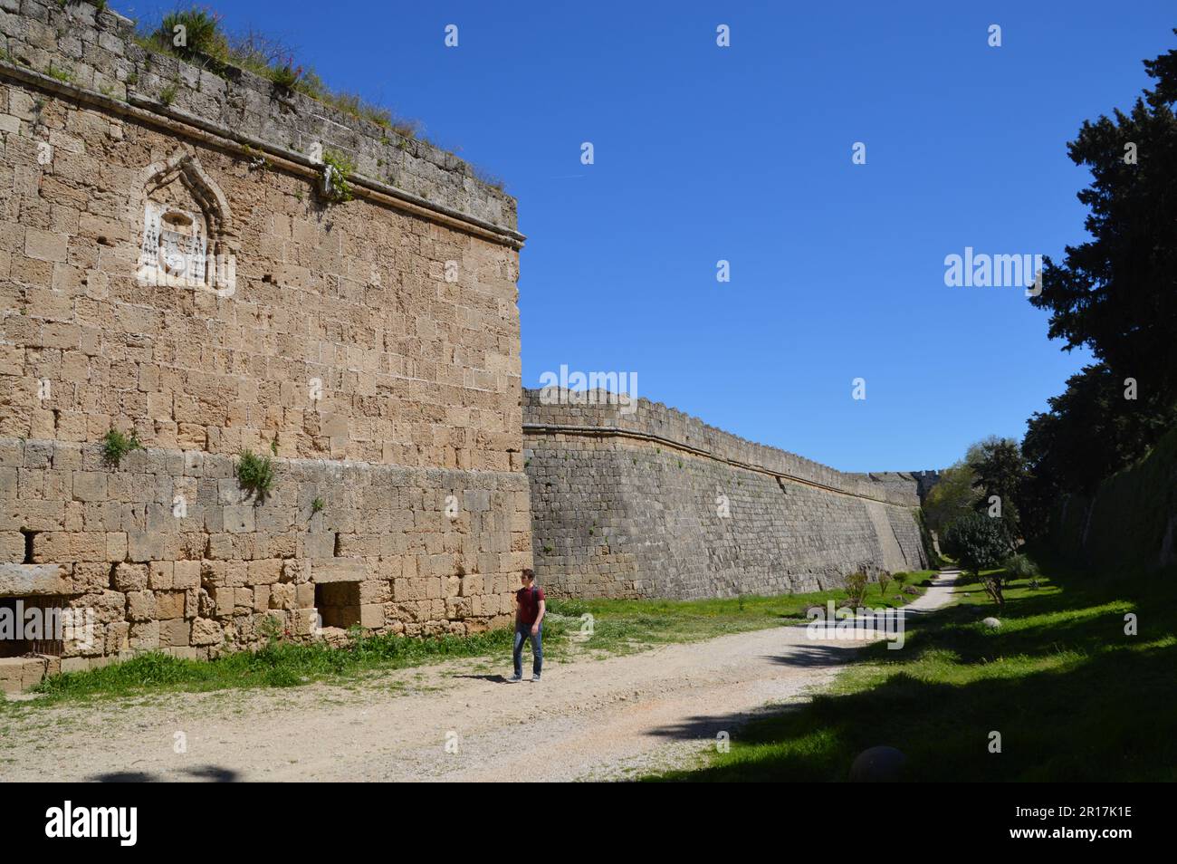 Grèce, île de Rhodes : les murs massifs de la cité médiévale ...