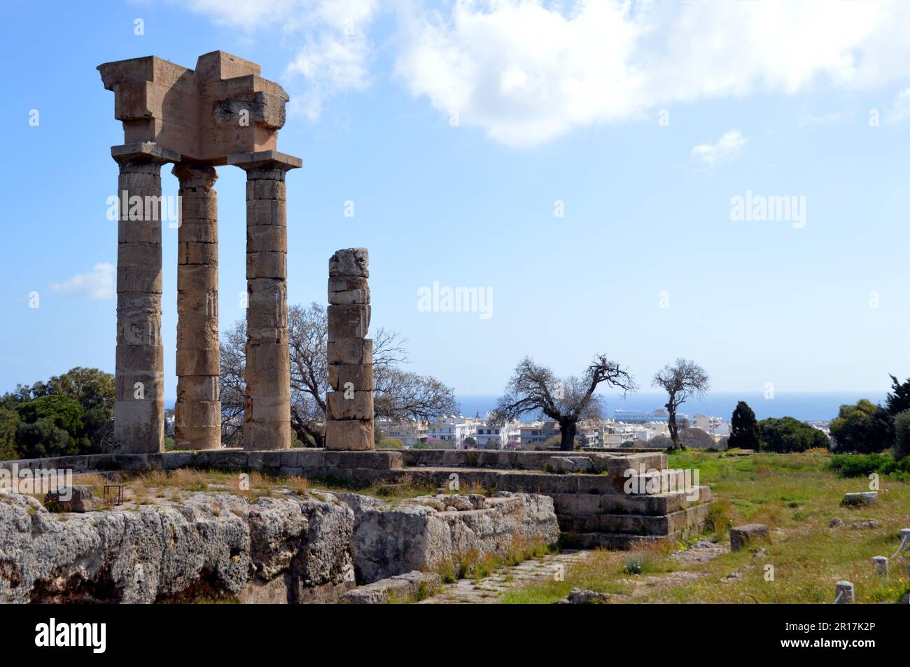 Grèce, île de Rhodes : trois colonnes de l'ancien Temple Apollo sur l ...